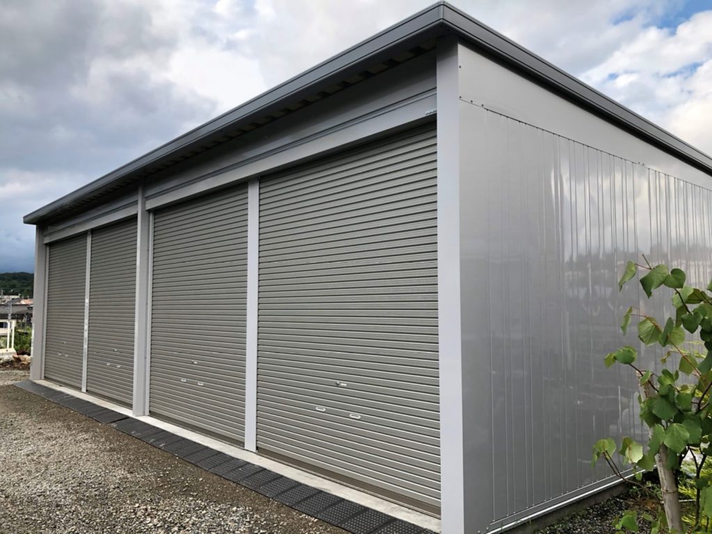 イナバ倉庫・ガレージ4棟タイプ設置（SGN-366GPB-4型） 頑丈・快適・豊富なオプション 八王子市 ｜八王子の造園・植木・庭のお手入れ｜株式会社ワールドグリーン