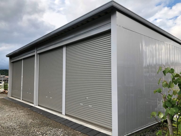 イナバ倉庫・ガレージ4棟タイプ設置（SGN-366GPB-4型） 頑丈・快適・豊富なオプション 八王子市 ｜八王子の造園・植木・庭のお手入れ｜株式会社ワールドグリーン