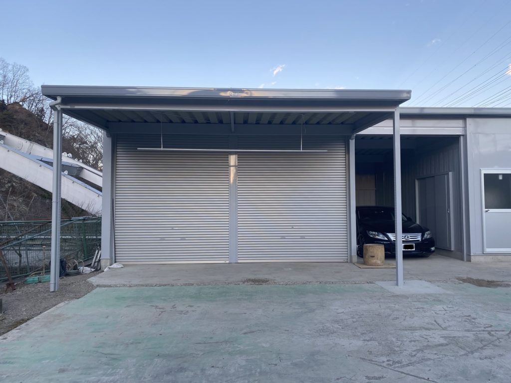 イナバ物置の倉庫・ガレージ設置 SGN-366GPN-4 都留市K様邸｜八王子の造園・植木・庭のお手入れ｜株式会社ワールドグリーン