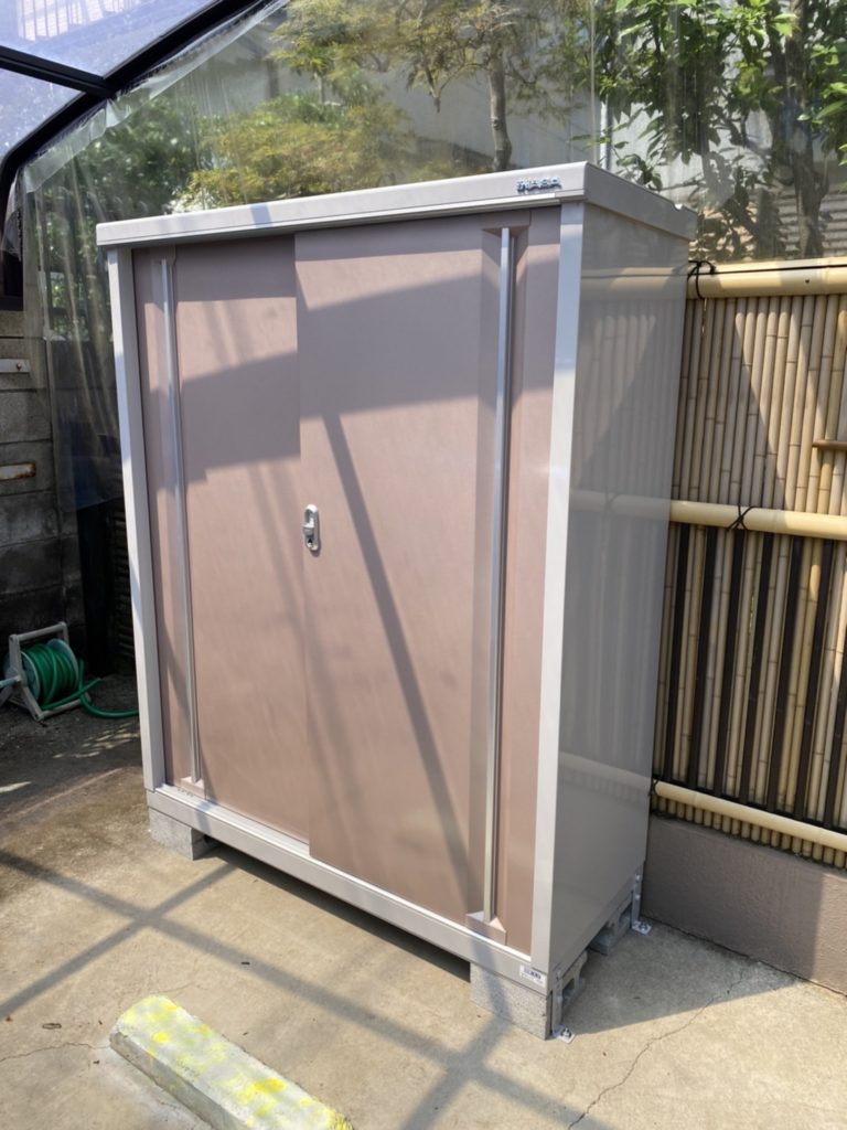 イナバ物置設置 シンプリ―MJX-135DP 八王子市N様邸｜八王子の造園・植木・庭のお手入れ｜株式会社ワールドグリーン