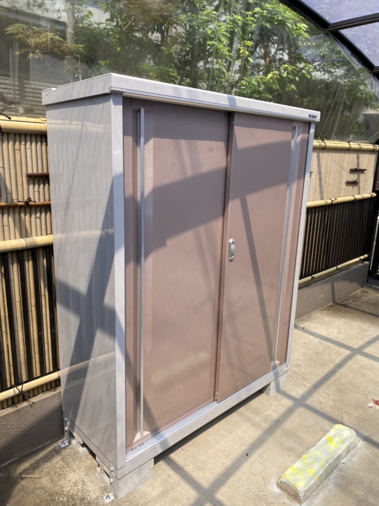 イナバ物置設置 シンプリ―MJX-135DP 八王子市N様邸｜八王子の造園・植木・庭のお手入れ｜株式会社ワールドグリーン